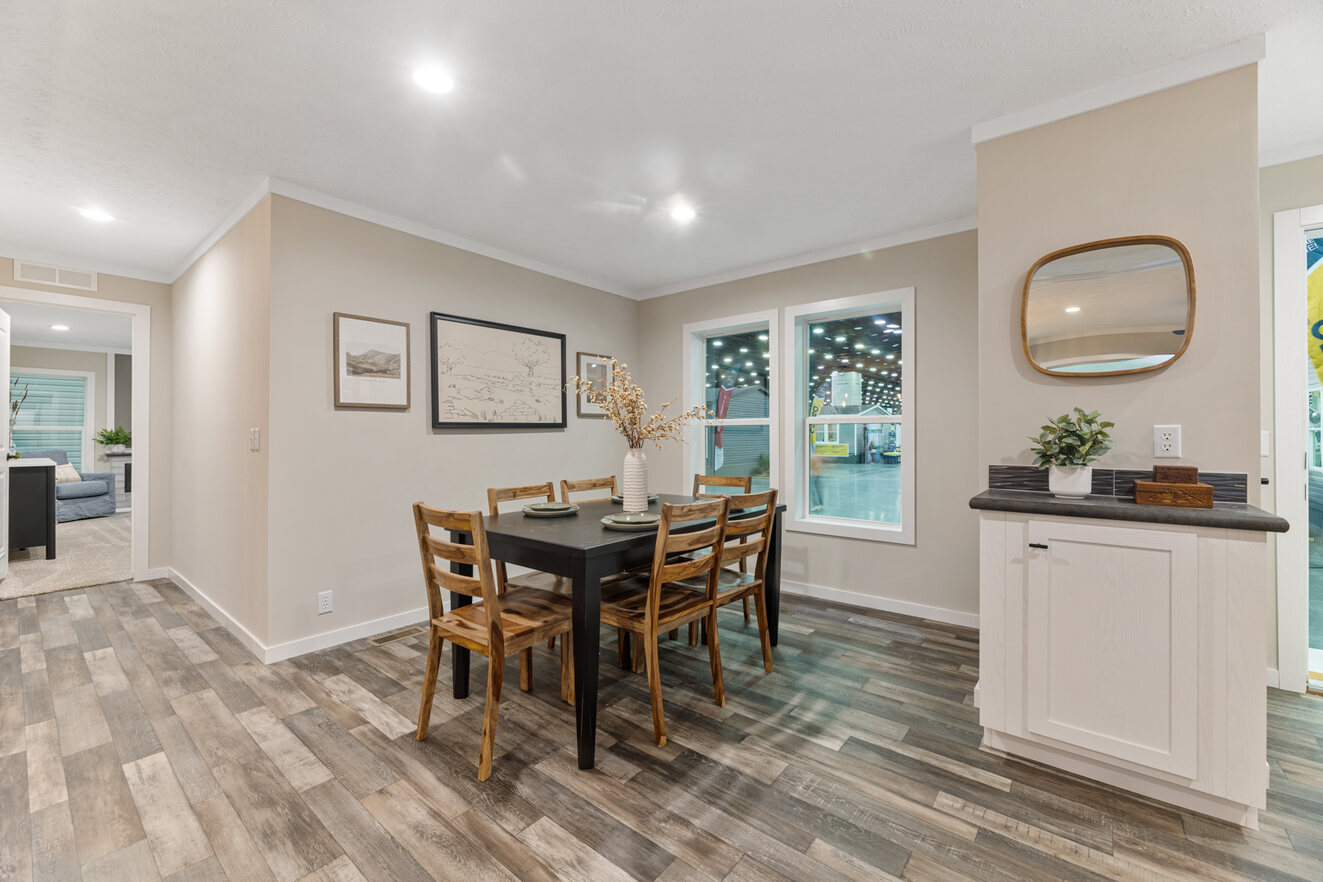 Fleetwood Series - Stratos 28643B from